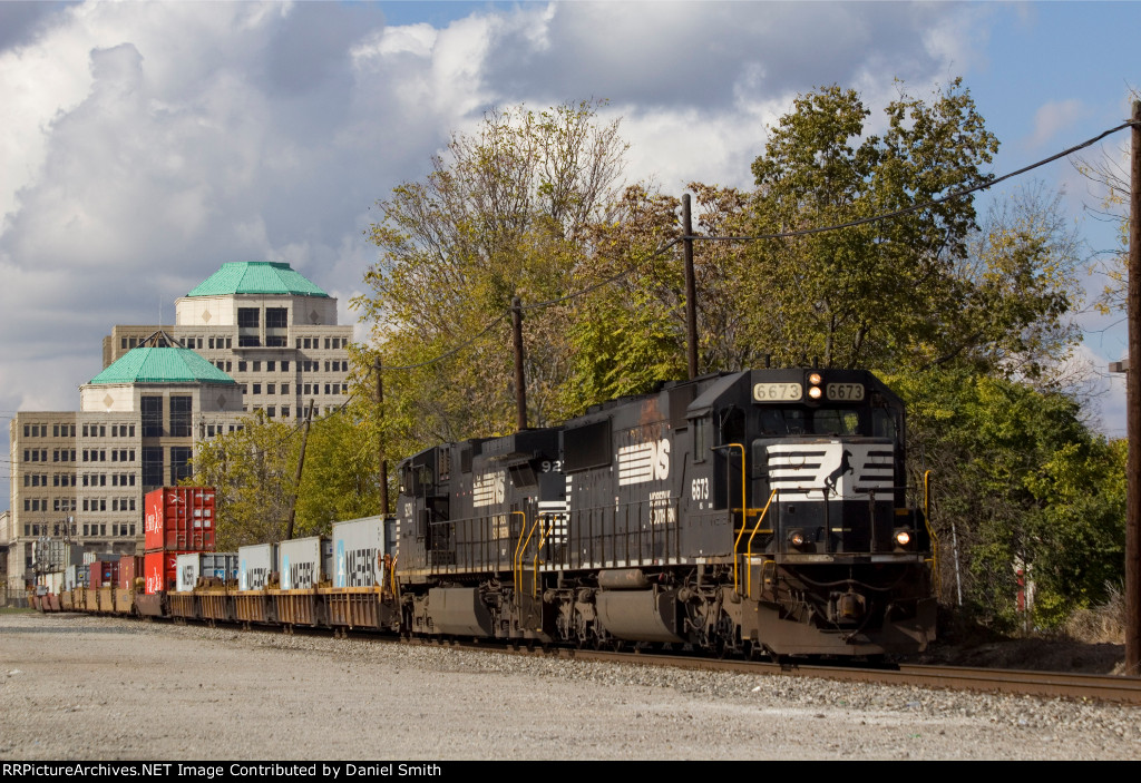 NS 6673 leads 25A Intermodal.